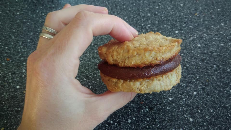 Domácí “Disko” sušenky s lískooříškovým krémem | Jíme Jinak