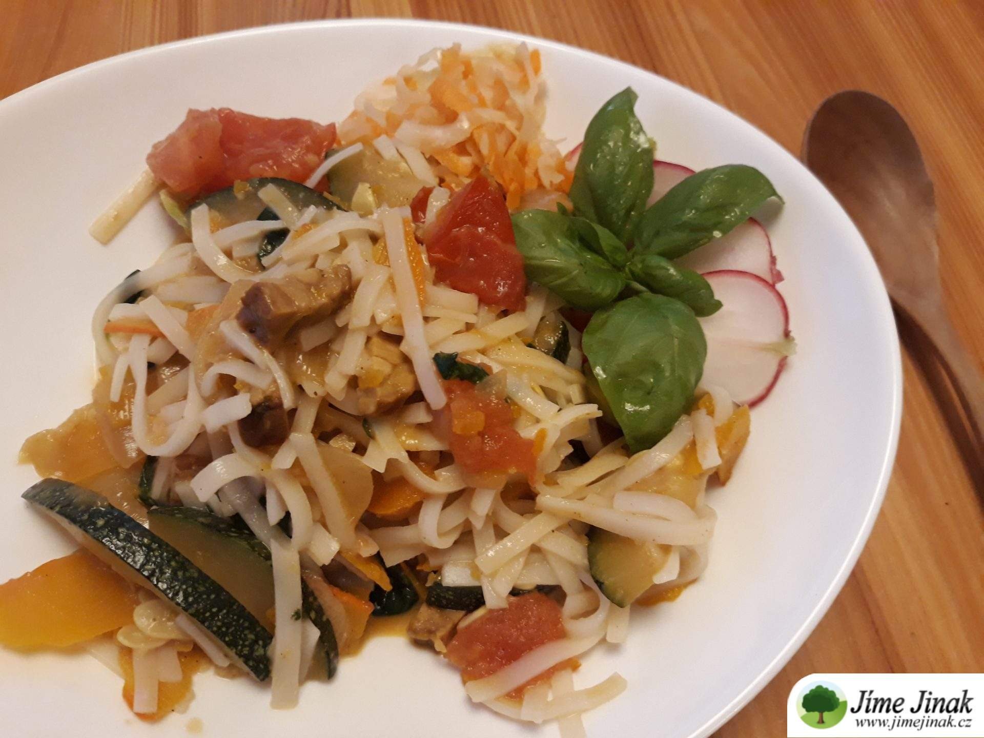 Barevný zeleninový wok s tempehem | Jíme Jinak