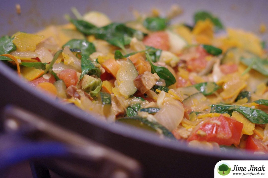 Barevný zeleninový wok s tempehem | Jíme Jinak
