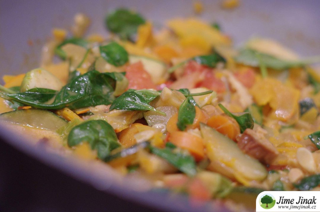 Barevný zeleninový wok s tempehem | Jíme Jinak