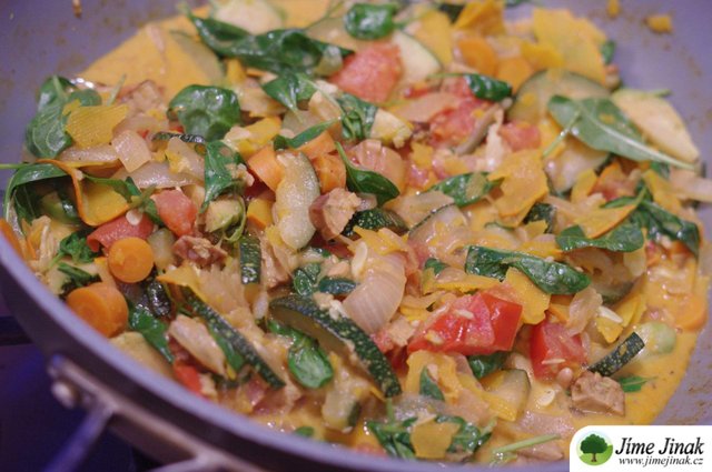 Barevný zeleninový wok s tempehem | Jíme Jinak