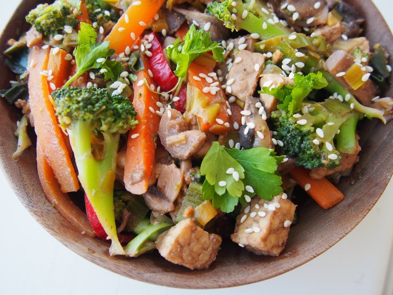 Barevné zeleninové stir-fry | Jíme Jinak