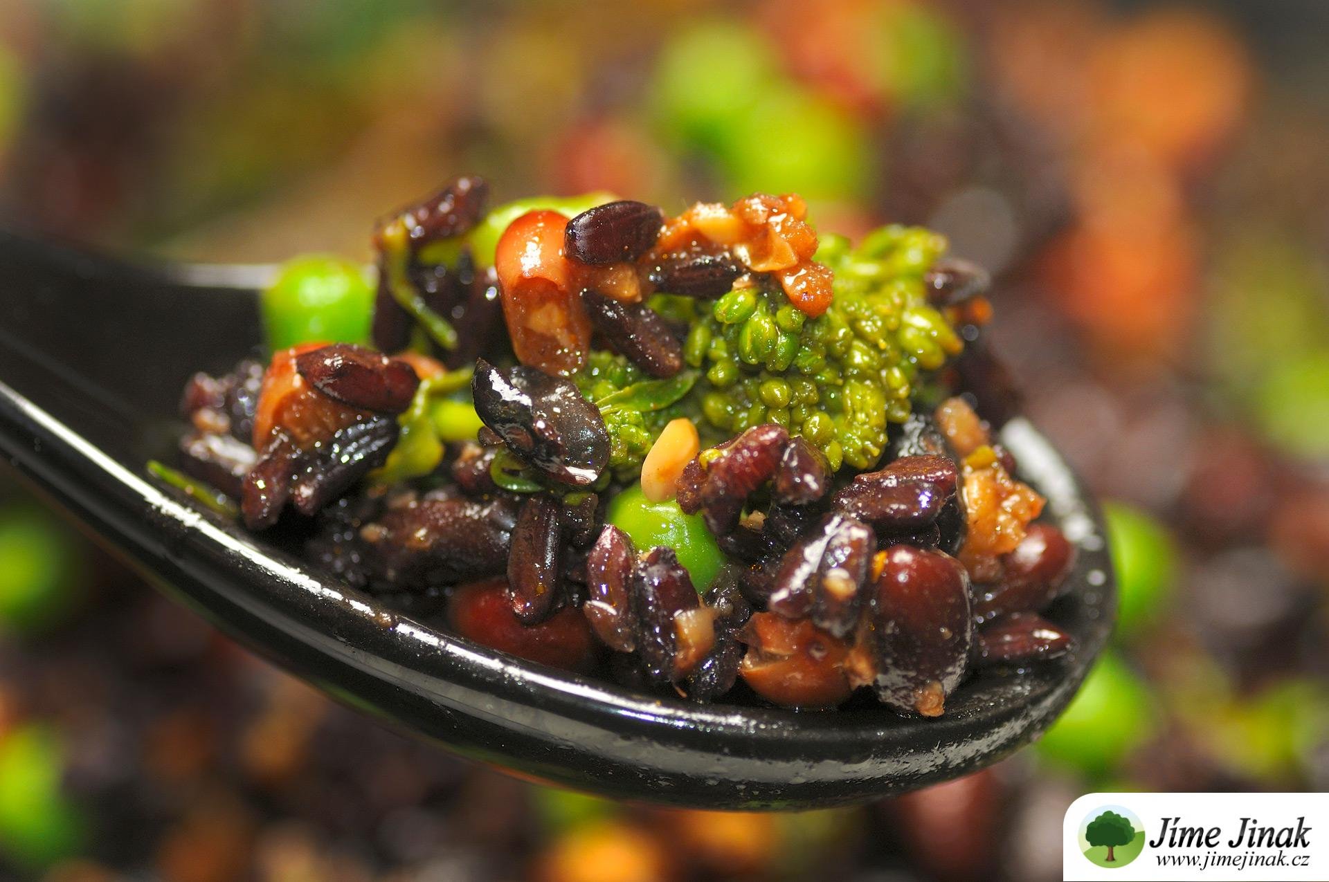 Černý talíř | Jíme Jinak