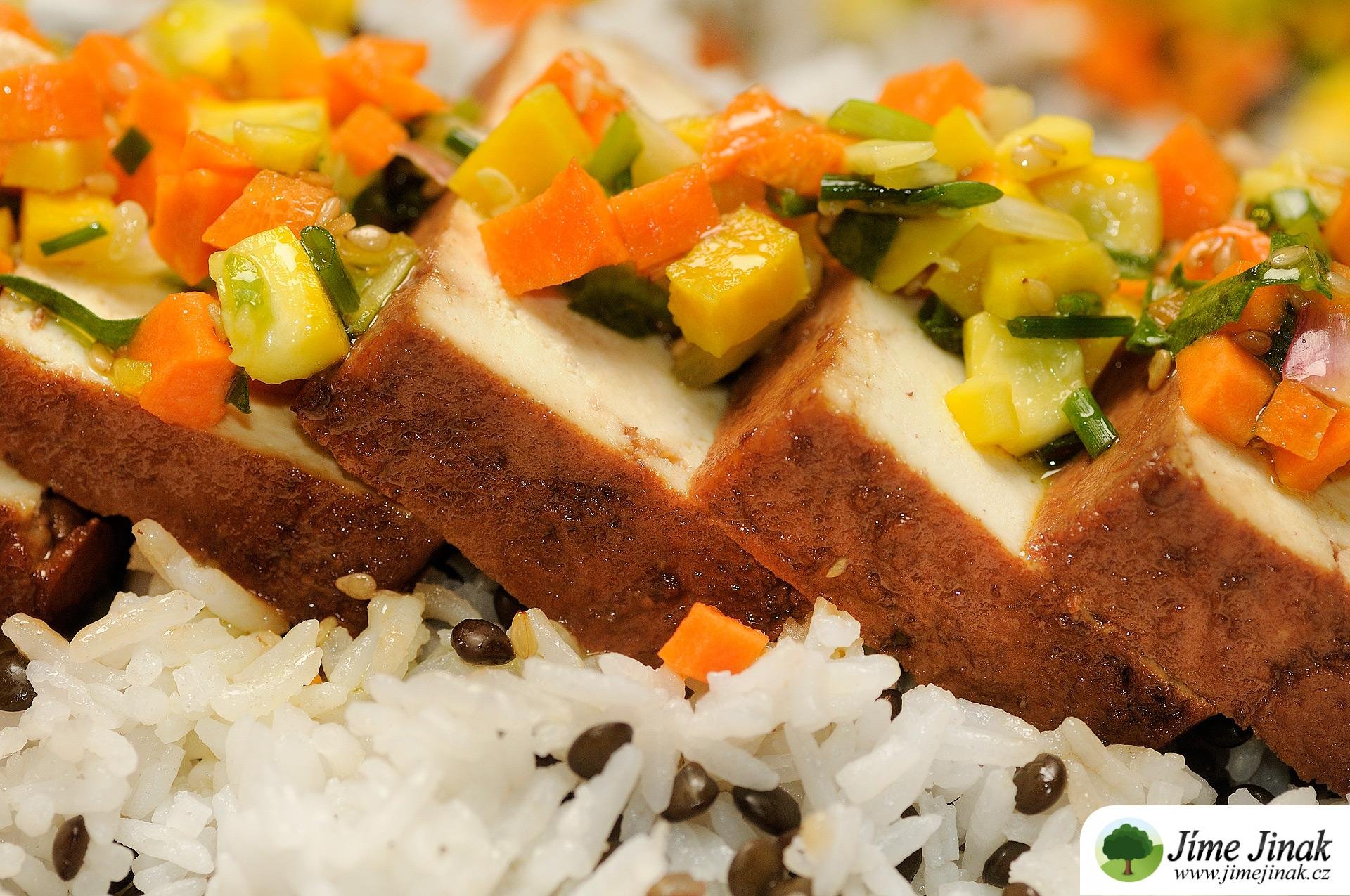 Tofu s rýží, čočkou a zeleninovou zálivkou | Jíme Jinak