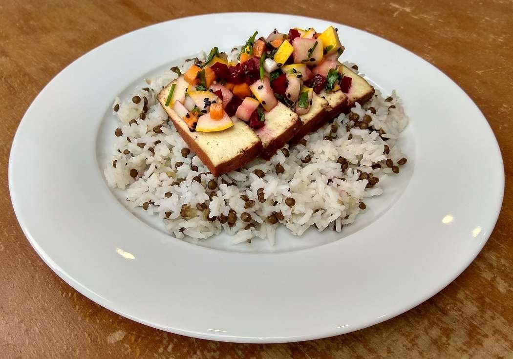 Tofu s rýží, čočkou a zeleninovou zálivkou | Jíme Jinak