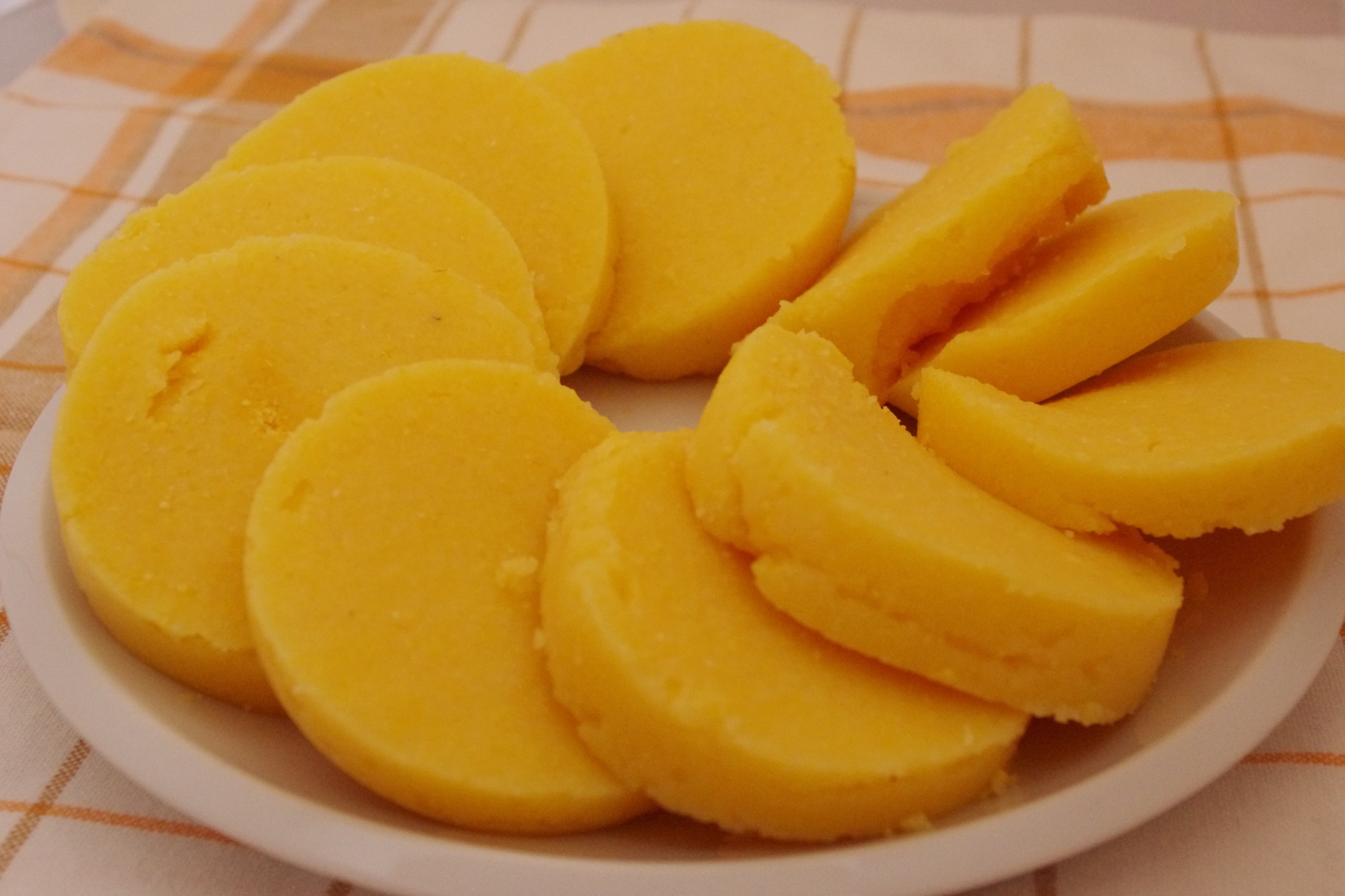 Jednoduchý knedlík z kukuřičné krupice (polenty) | Jíme Jinak