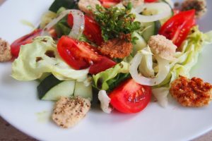 Řecký salát s RAW feta „sýrem“ | Jíme Jinak