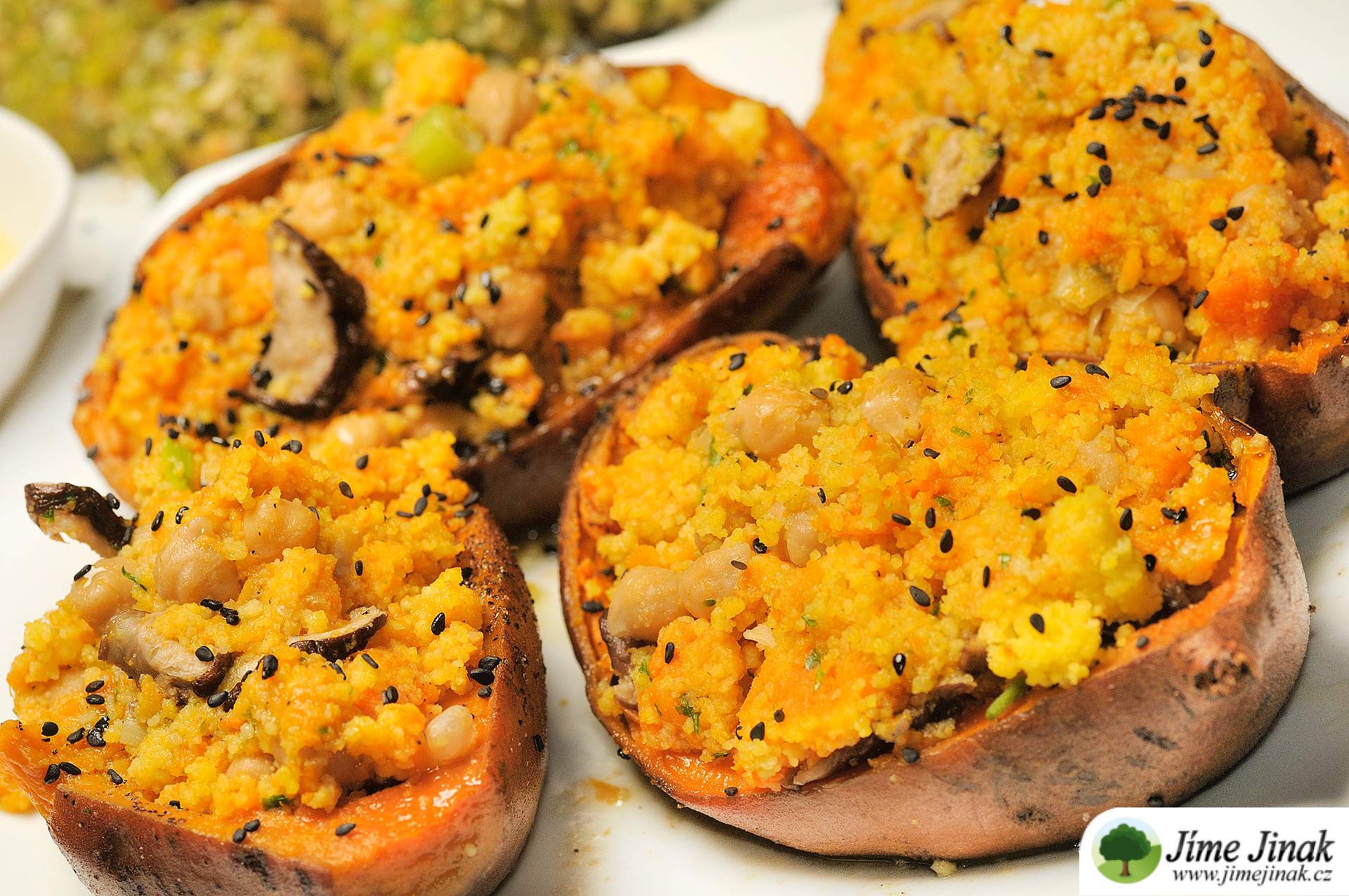 Plněné batáty s kuskusem a cizrnou | Jíme Jinak