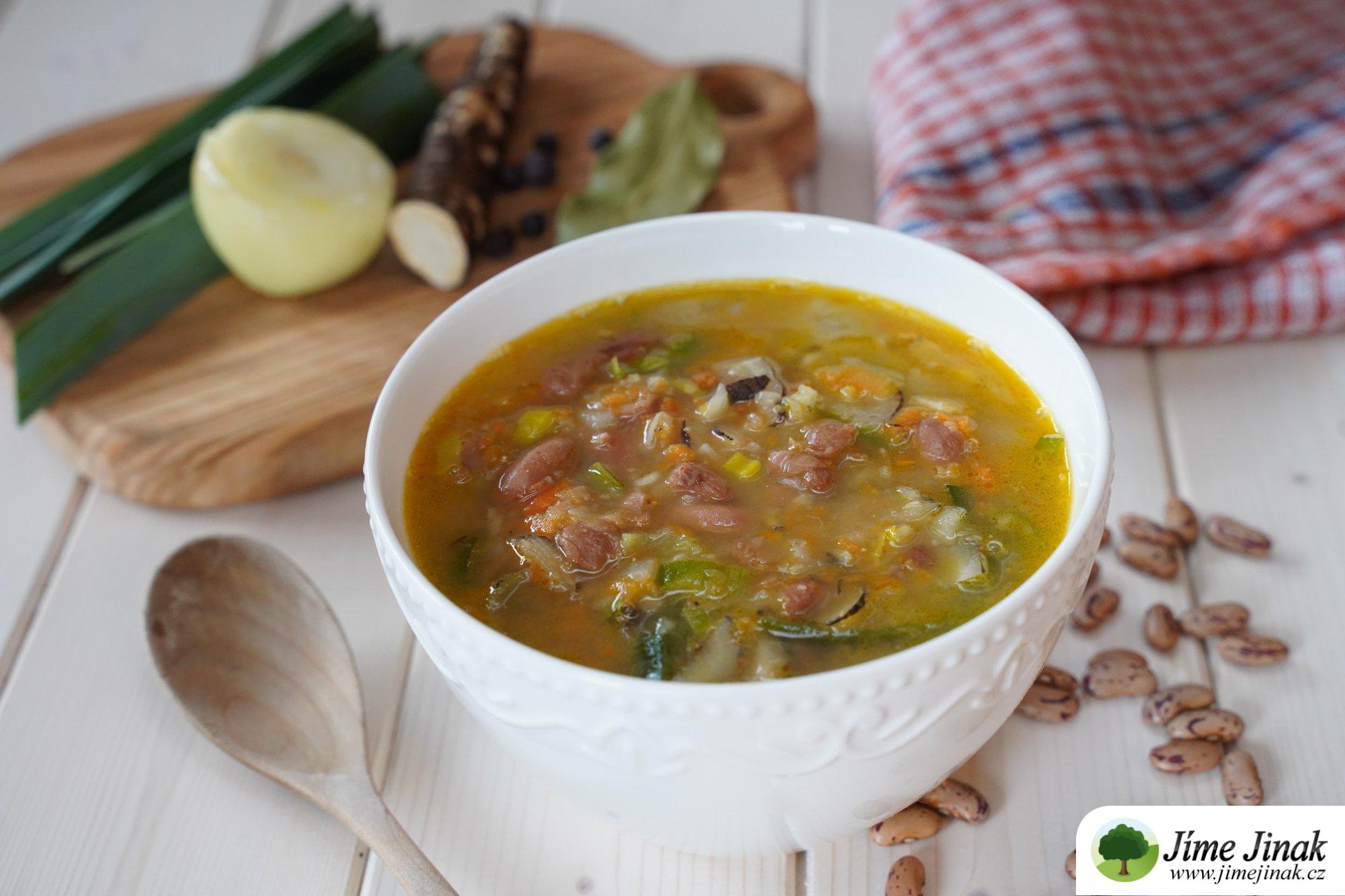Fazolová polévka s černým kořenem | Jíme Jinak