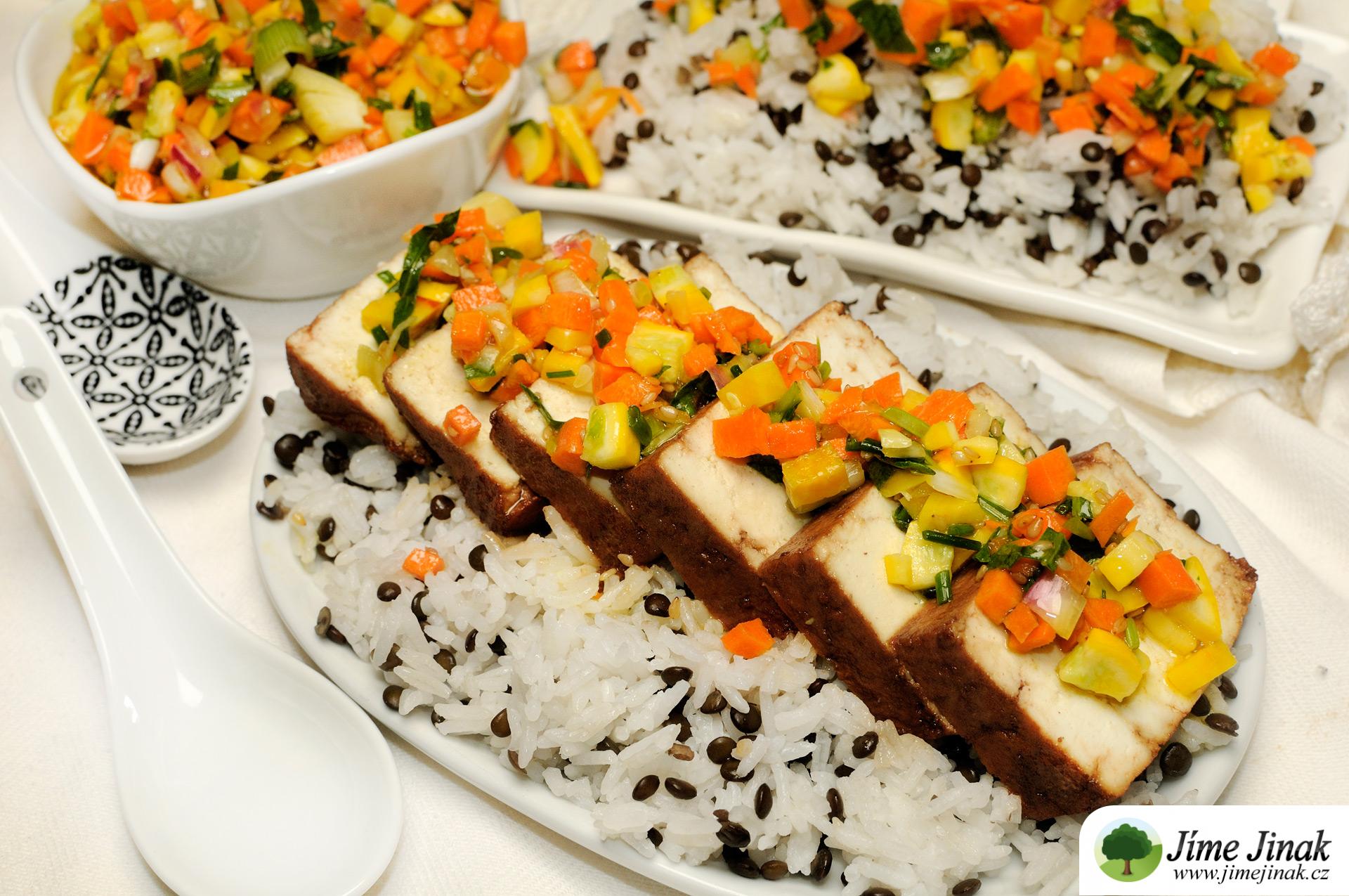 Tofu s rýží, čočkou a zeleninovou zálivkou | Jíme Jinak