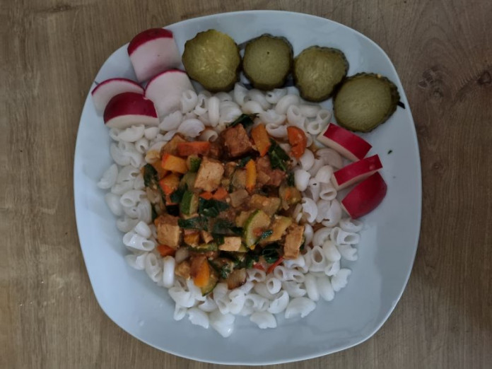 Barevný zeleninový wok s tempehem | Jíme Jinak